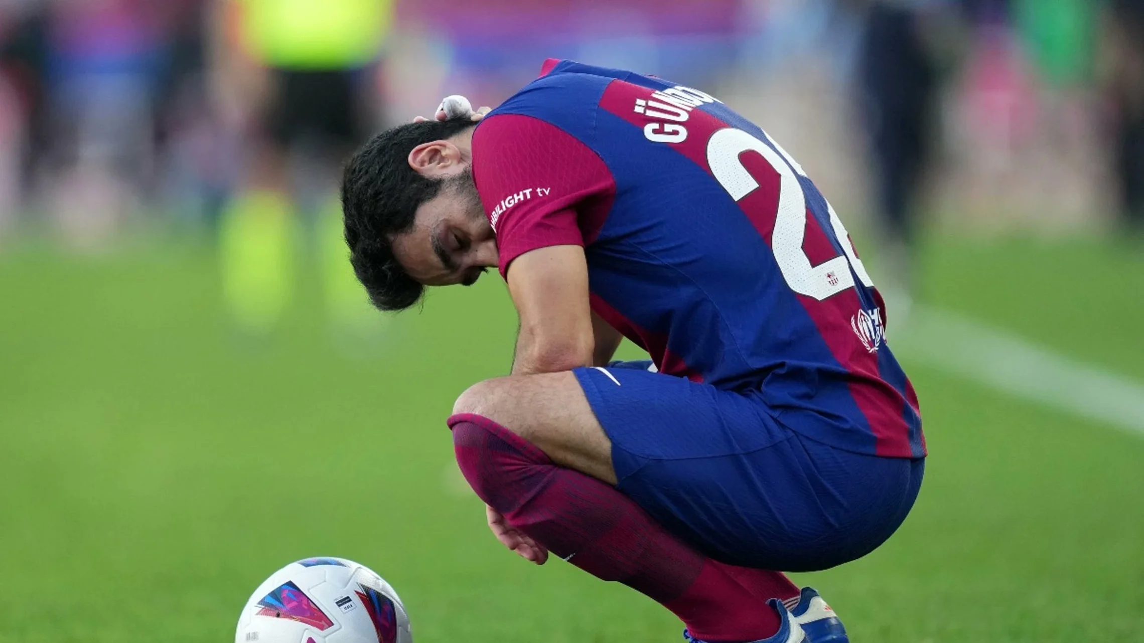 گۆندوگان لە یاریزانانی بارسێلۆنا تووڕە دەبێت - Yariga