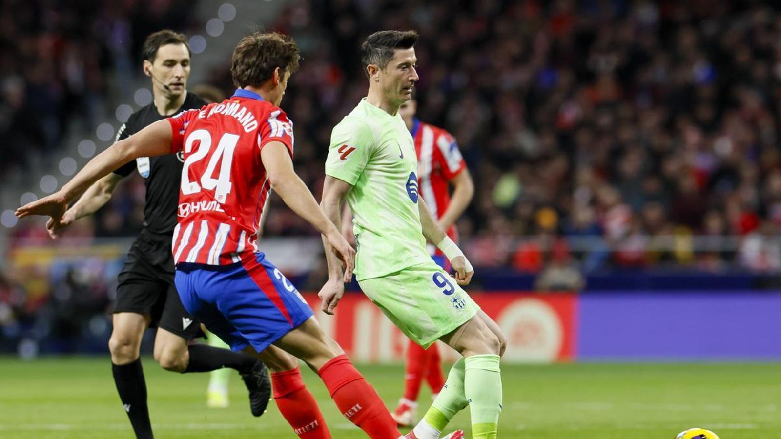 جولیانۆ سیمیۆنی هۆکارە شکستە قورسەکەیان بەرامبەر بارسێلۆنا ئاشکرا دەکات - Yariga