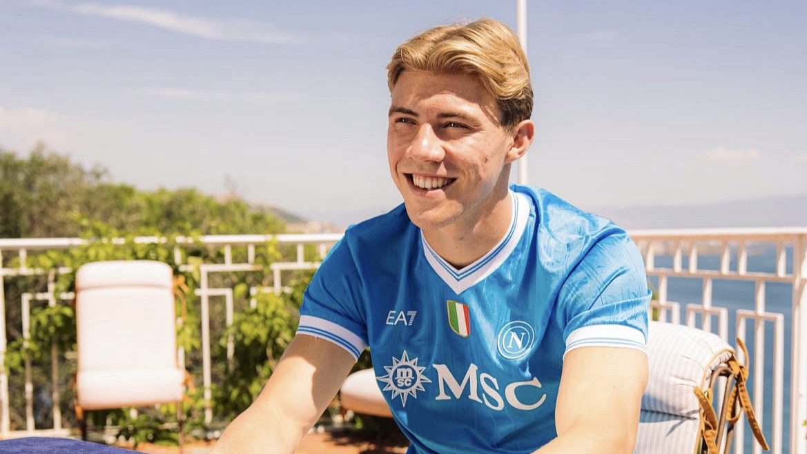 ناپۆلی ئەستێرەیەکی گەورەی گواستەوە - Yariga