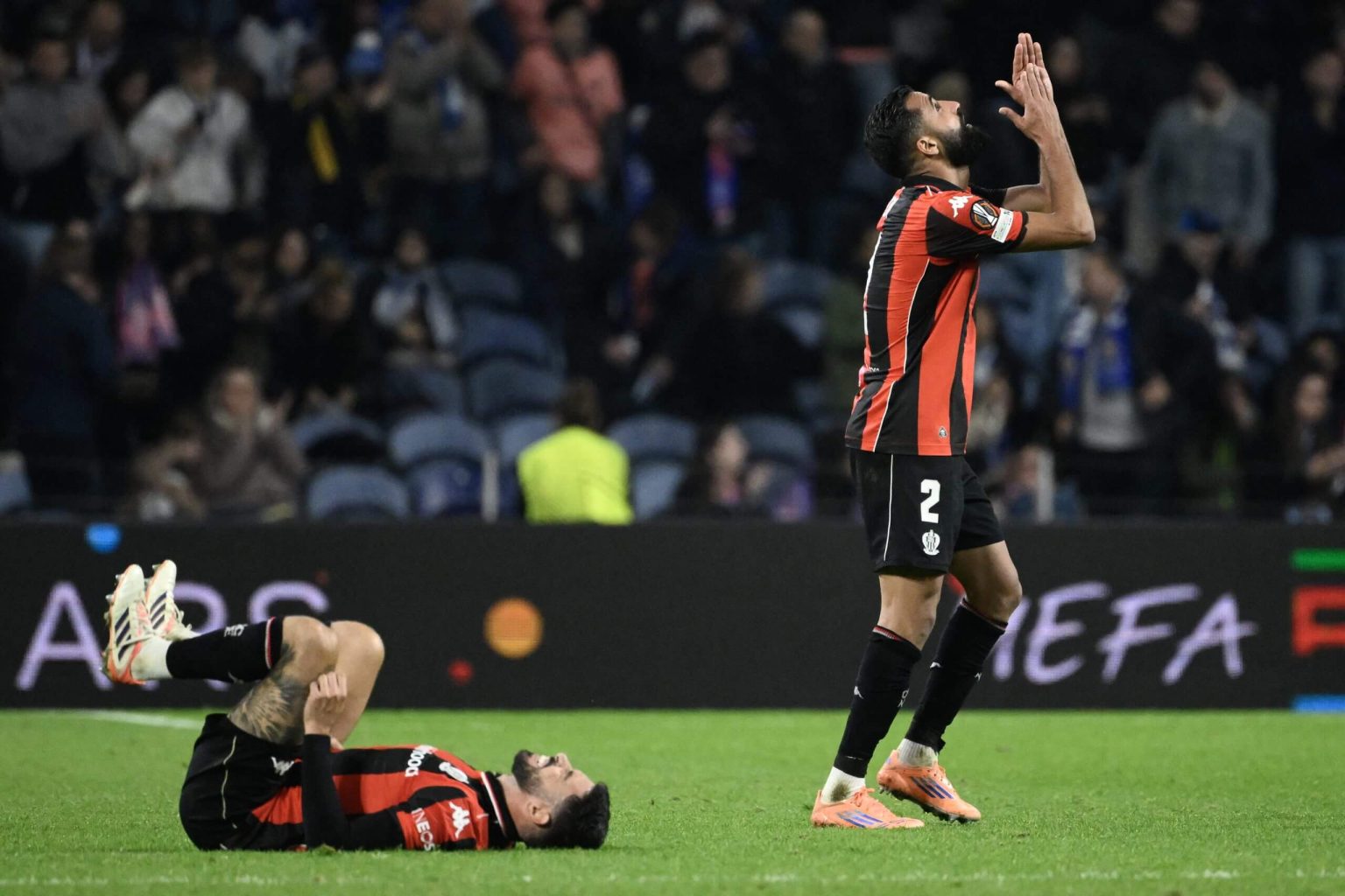 تووڕەبوونێکی لەڕادەبەدەر؛ هاندەرانی یانەیەکی فەڕەنسا هێرش دەکەنە سەر پاسی یانەکەیان - Yariga